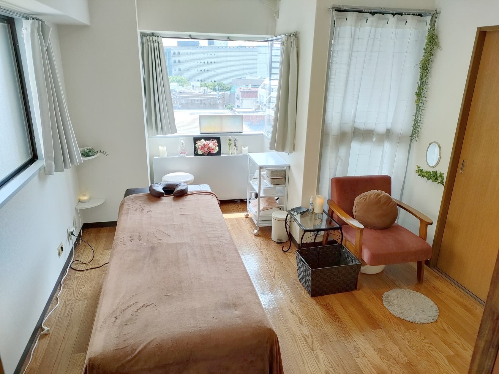乃木坂駅1分♪六本木駅3分♪格安好立地レンタルサロン！陽当たり風抜け良好！使い勝手の良いコンパクトスペースの写真1