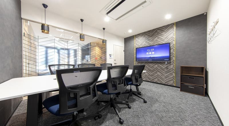 【海老名駅徒歩5分】6名様用会議室＃Wi-Fi＃電源＃MAXHUB＃電子ホワイトボード＃フリードリンク