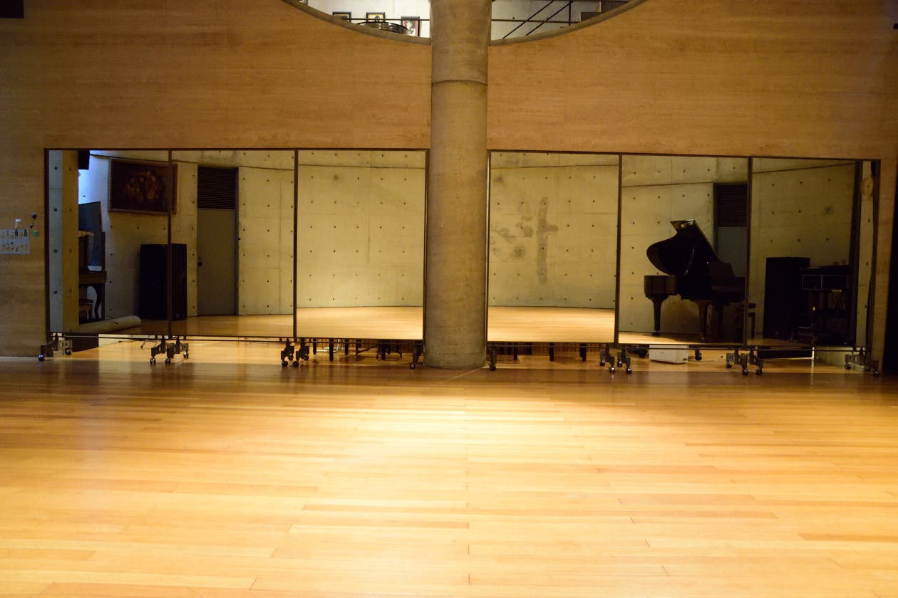 【下北沢】地下なのに高さ5.3m！？設備充実の半月型大ホールでコンサートはいかがでしょうか？の写真5