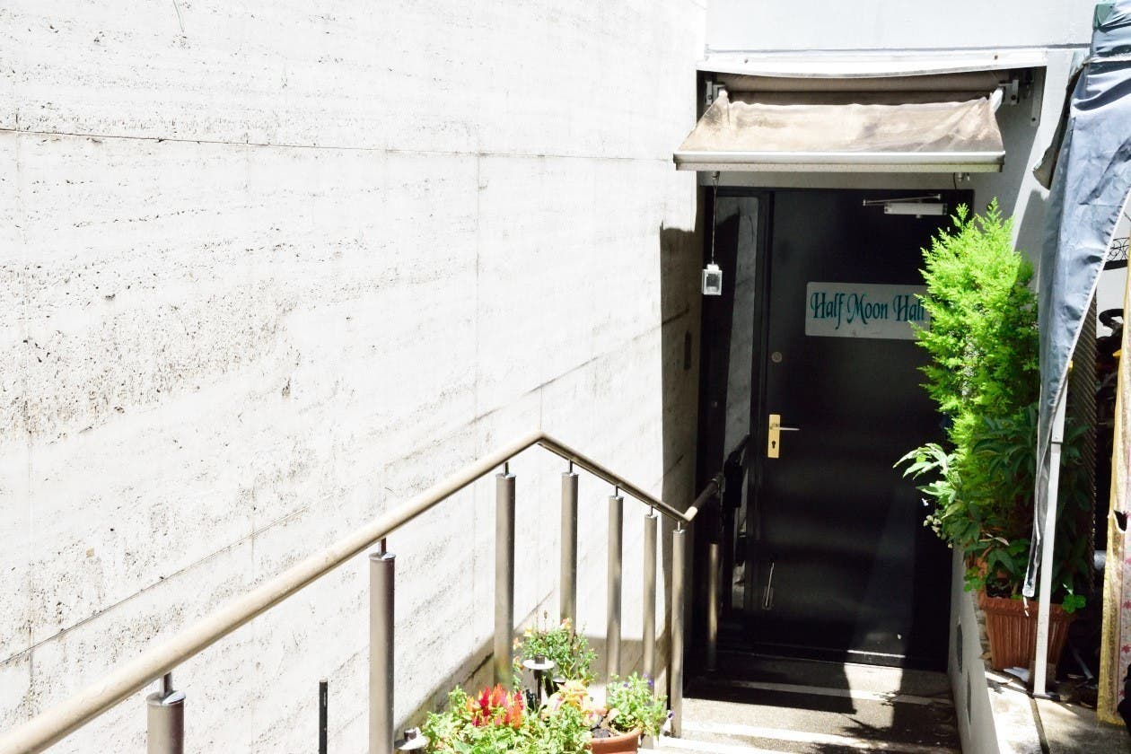 【下北沢】地下なのに高さ5.3m！？設備充実の半月型大ホールでコンサートはいかがでしょうか？の写真19