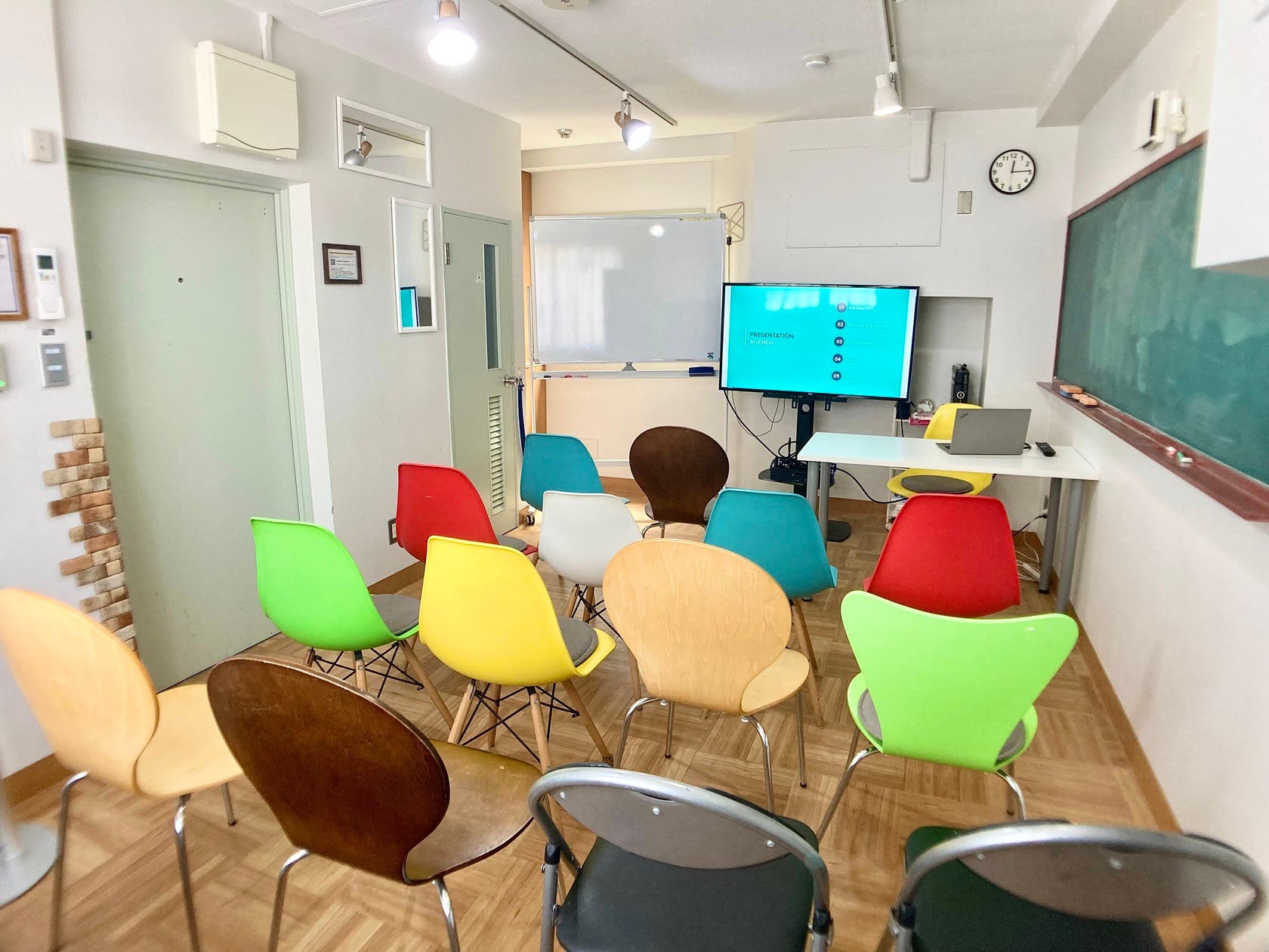 【楽らく会議室 神田】神田駅西口徒歩3分♪テレワーク・会議・セミナー・撮影・ゲーム・施術などにどうぞの写真9