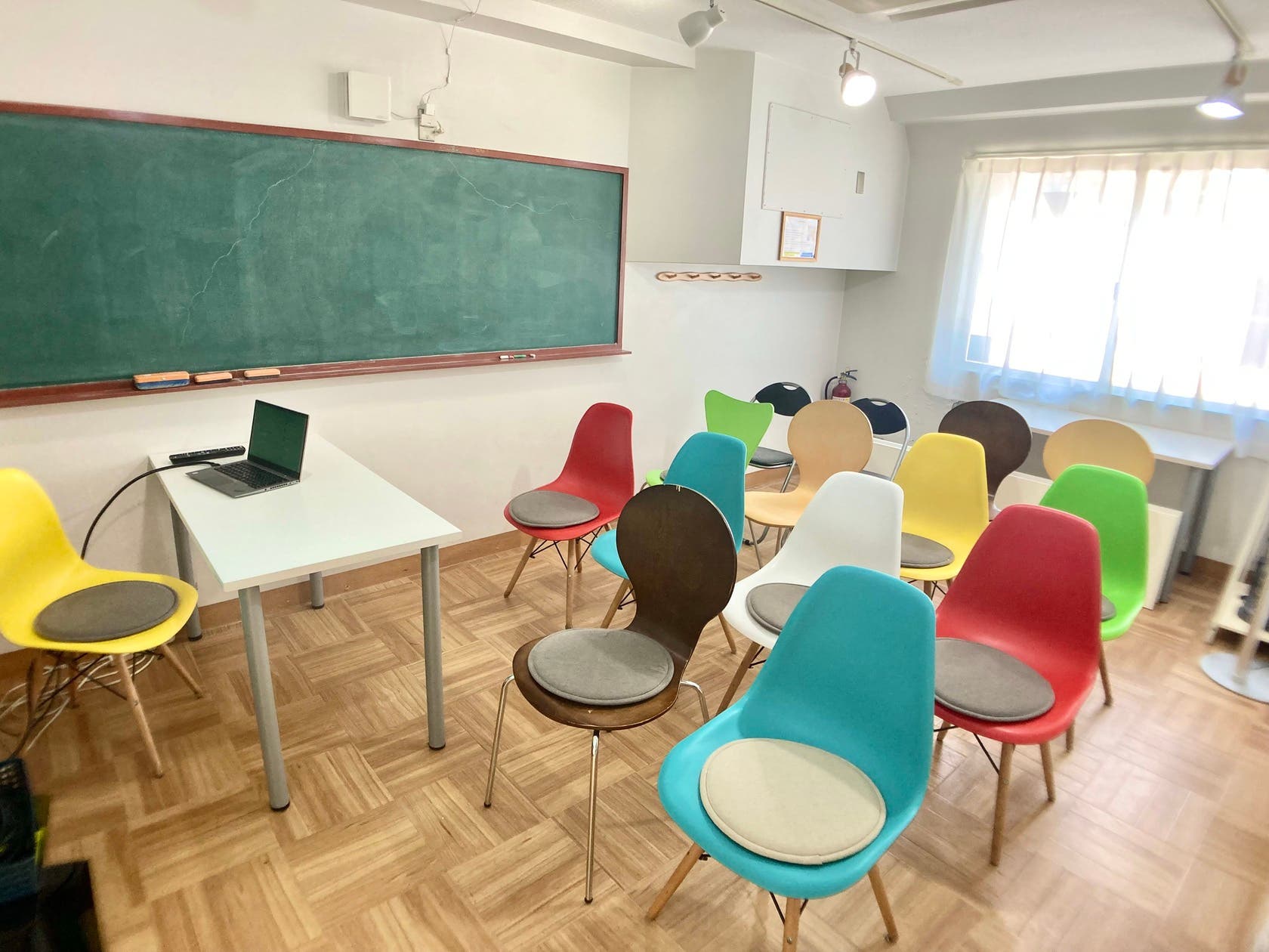 【楽らく会議室 神田】神田駅西口徒歩3分♪テレワーク・会議・セミナー・撮影・ゲーム・施術などにどうぞの写真8