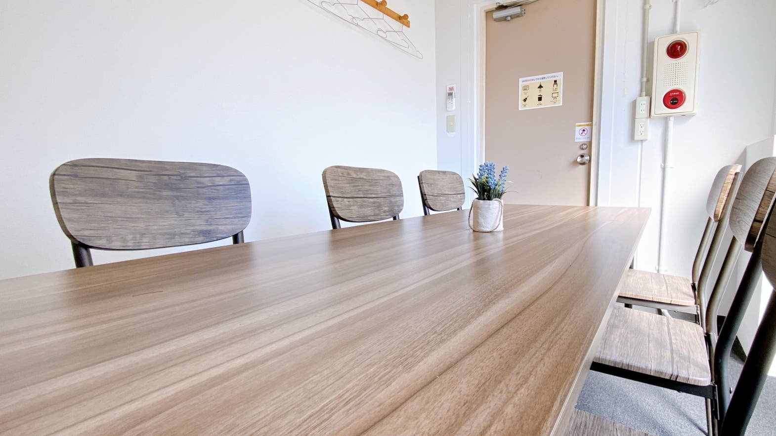 🎊好立地🎊｜🉐格安｜横浜駅4分❗VIVRE・ドンキ近く｜高速WiFi⚡｜👞土足🆗｜Colormell 横浜西口店 A室［〜6名］の写真2