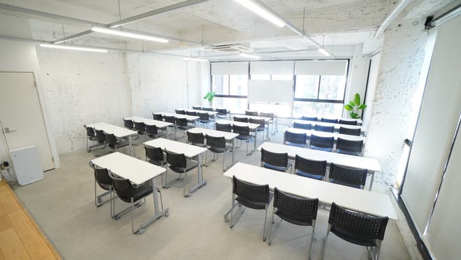 <ラルゴ会議室>【期間限定!料金半額】名古屋駅徒歩5分!ゆったり40名利用!撮影用設備あり!Wi-Fi/プロジェクタ無料!の写真1