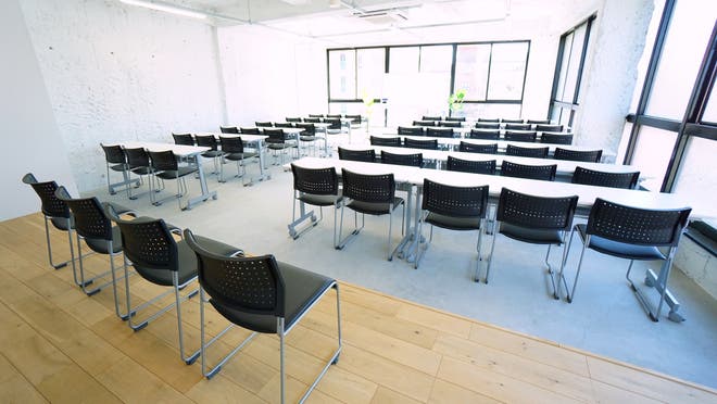 <ラルゴ会議室>【期間限定!料金半額】名古屋駅徒歩5分!ゆったり40名利用!撮影用設備あり!Wi-Fi/プロジェクタ無料!の写真3