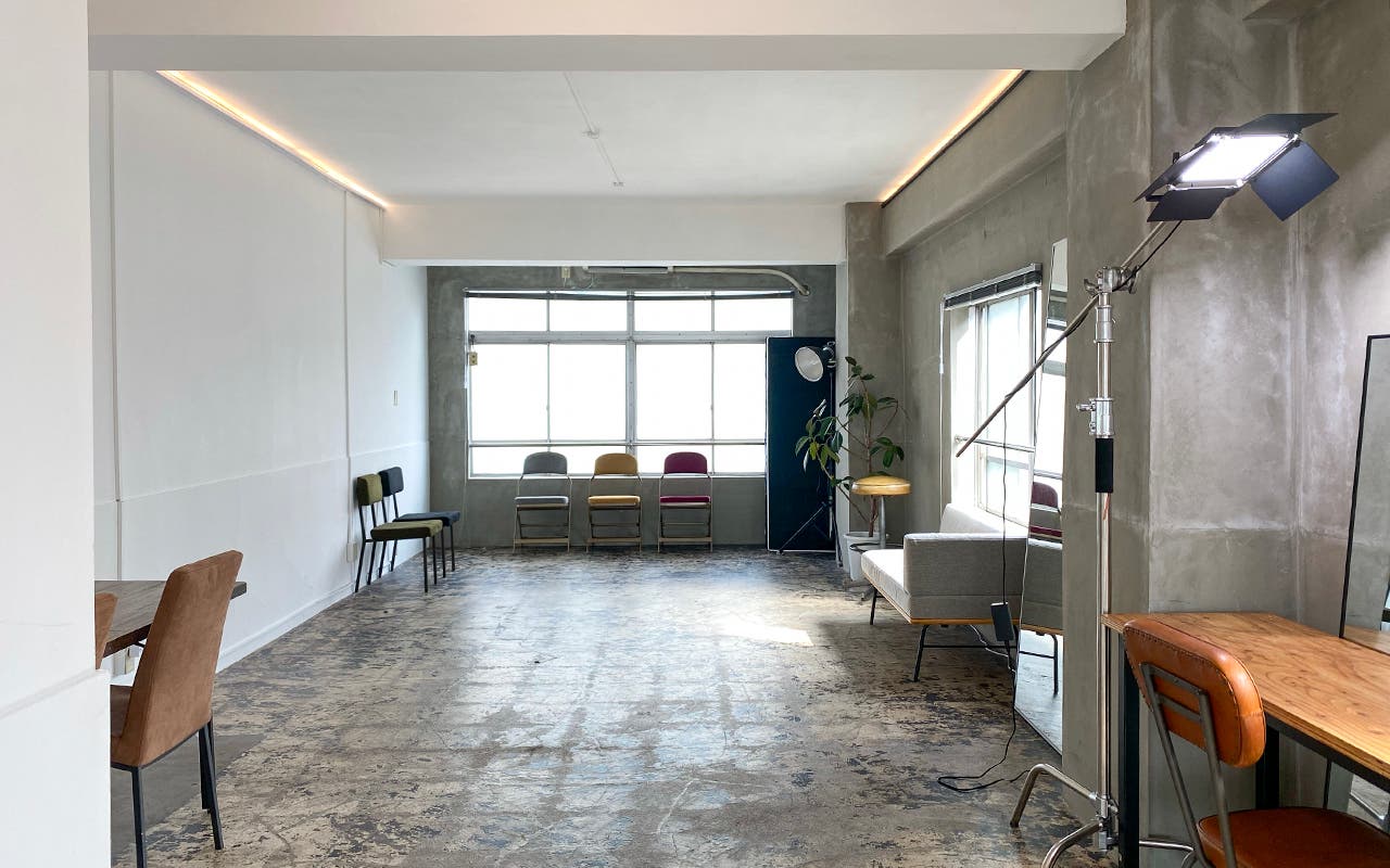 優しい自然光が入るヴィンテージビル内のインダストリアルな空間！LED＆ストロボなど無料で使える照明機材も充実！！の写真24
