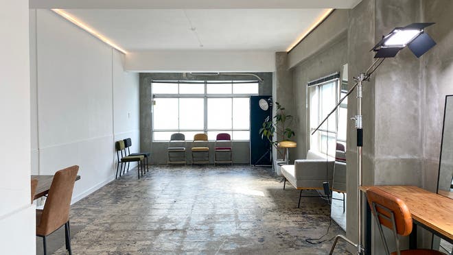 優しい自然光が入るヴィンテージビル内のインダストリアルな空間!LED&ストロボなど無料で使える照明機材も充実!!の写真24