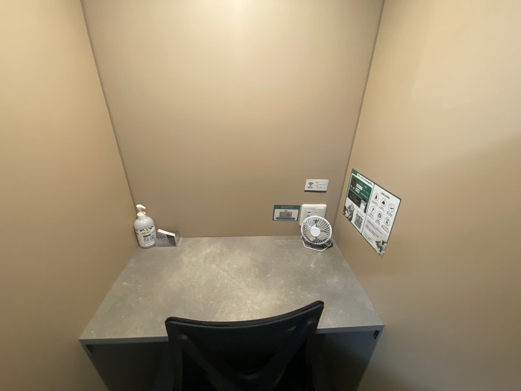 ＜RemoteworkBOX RAKU SPA1010神田店【No.1】＞完全個室⭐️Wi-Fi無料！テレワーク/Zoom/自習の写真3