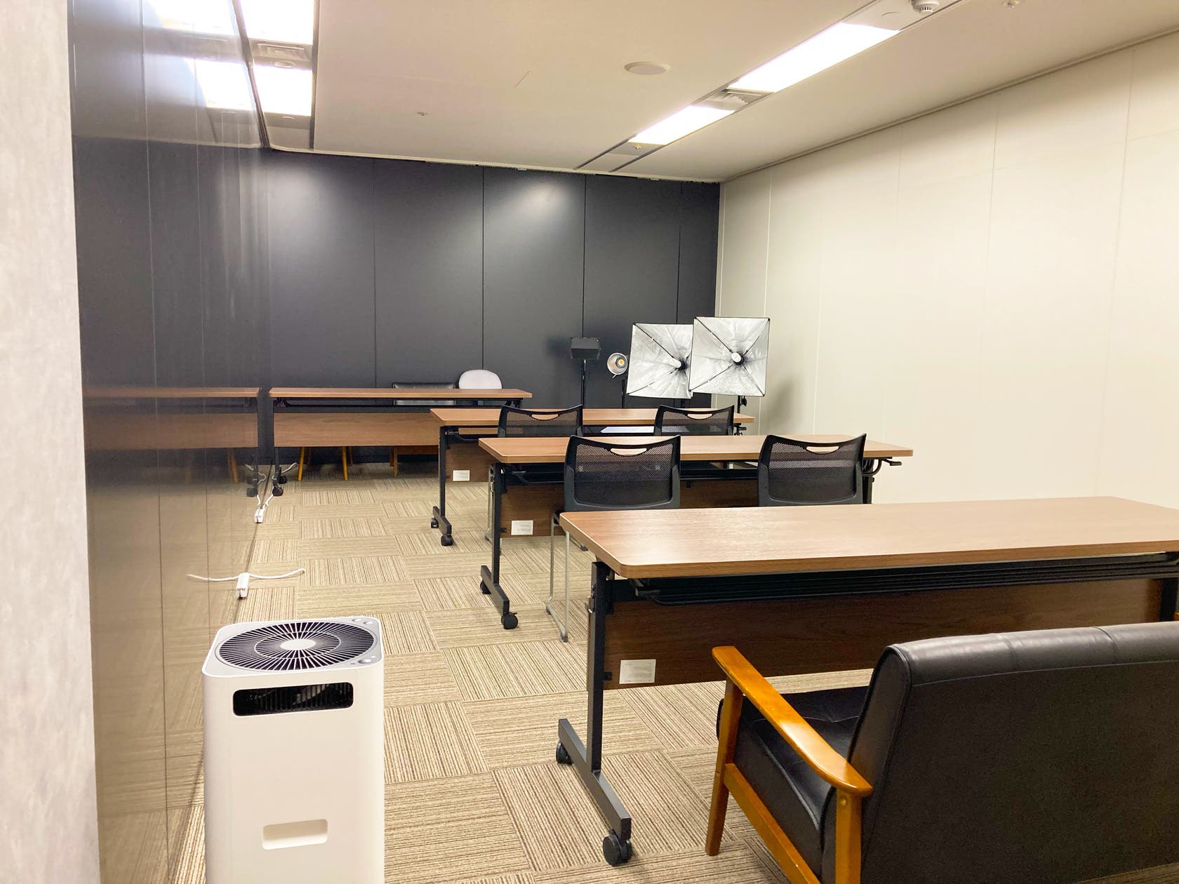 新宿駅から徒歩8分♪白・黒の背景色を選択可能。スチール撮影、動画撮影、会議室などに！の写真2