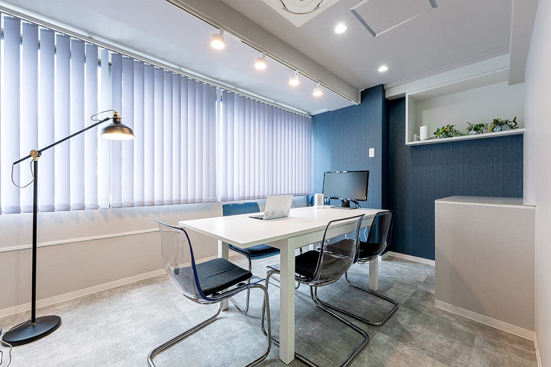 【会議室】ライブラリー（２F）　〜ビジネス書をメインに各種書籍が充実。ミーティングや面接などビジネスシーンに人気〜の写真1