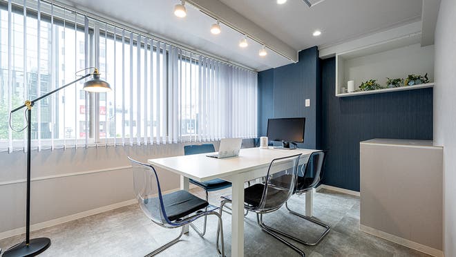 【会議室】ライブラリー(2F) 〜ビジネス書をメインに各種書籍が充実。ミーティングや面接などビジネスシーンに人気〜の写真2