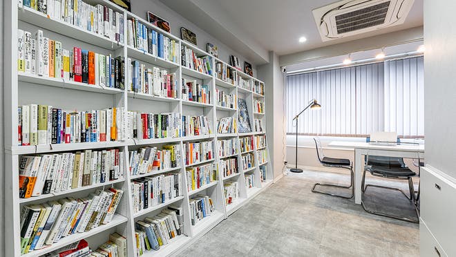 【会議室】ライブラリー(2F) 〜ビジネス書をメインに各種書籍が充実。ミーティングや面接などビジネスシーンに人気〜の写真3