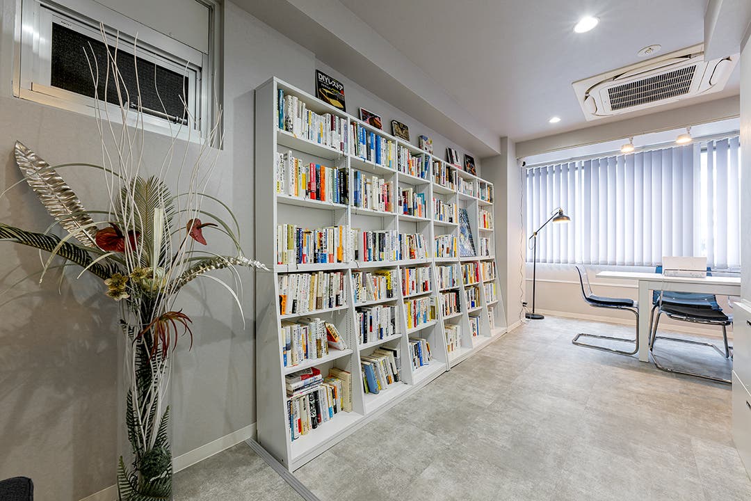 【会議室】ライブラリー（２F）　〜ビジネス書をメインに各種書籍が充実。ミーティングや面接などビジネスシーンに人気〜の写真6