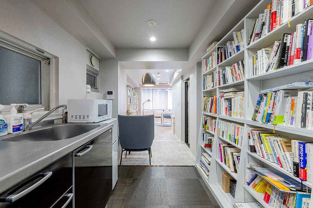 【会議室】ライブラリー（２F）　〜ビジネス書をメインに各種書籍が充実。ミーティングや面接などビジネスシーンに人気〜の写真10