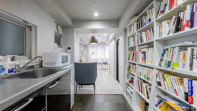 【会議室】ライブラリー(2F) 〜ビジネス書をメインに各種書籍が充実。ミーティングや面接などビジネスシーンに人気〜の写真10