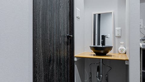 【会議室】ライブラリー(2F) 〜ビジネス書をメインに各種書籍が充実。ミーティングや面接などビジネスシーンに人気〜の写真13