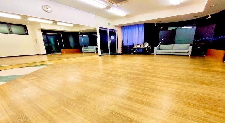 ダンスができる格安レンタルスタジオ/大型鏡4.5ｍ、高さ1.8ｍ、フローリング/空いていれば当日のご予約も可能！