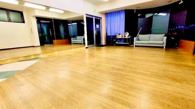 ダンスができる格安レンタルスタジオ/大型鏡4.5m、高さ1.8m、フローリング/空いていれば当日のご予約も可能!の写真1
