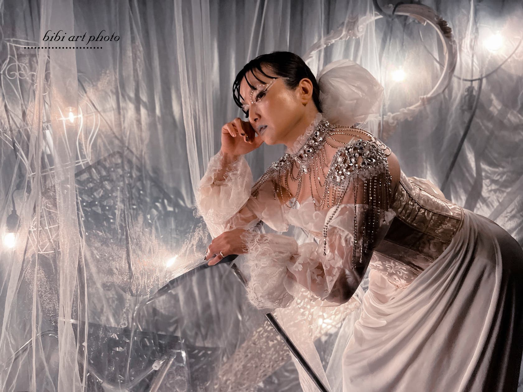 天井、壁、床が全て黒の《black room》の写真4