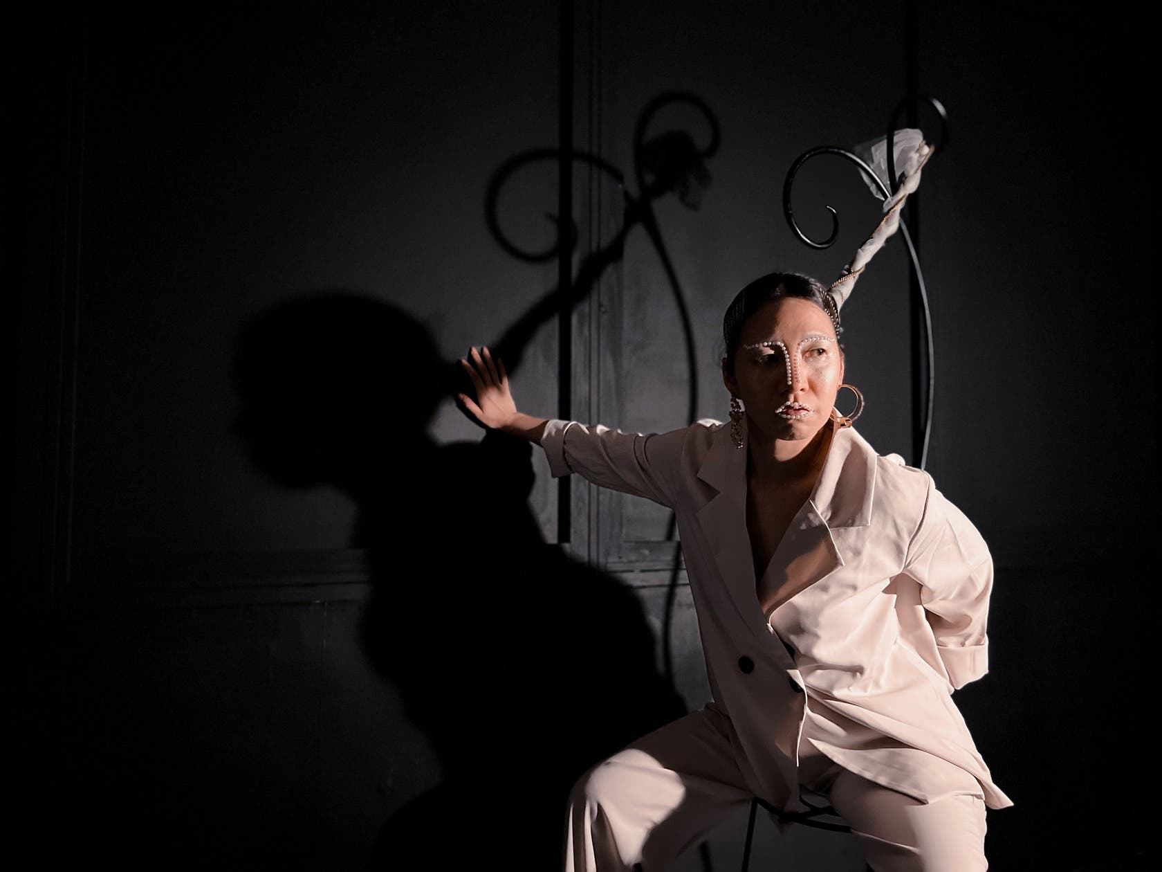 天井、壁、床が全て黒の《black room》の写真5