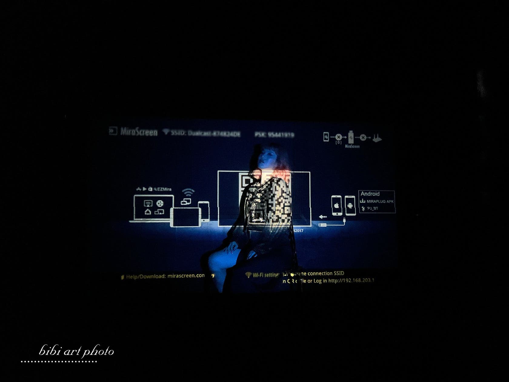 天井、壁、床が全て黒の《black room》の写真6