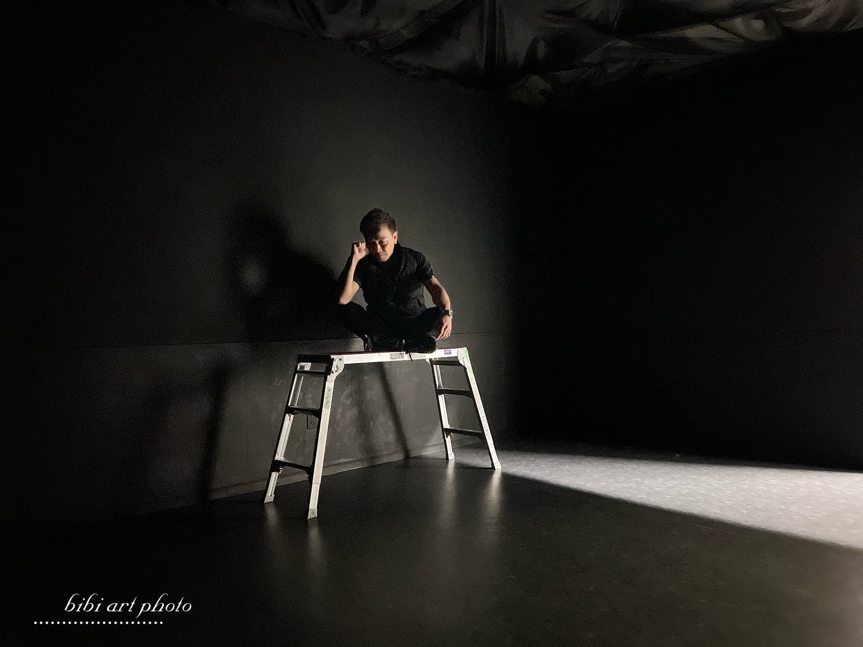 天井、壁、床が全て黒の《black room》の写真7