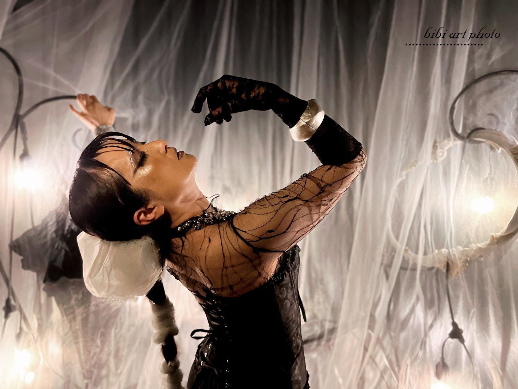 天井、壁、床が全て黒の《black room》の写真8