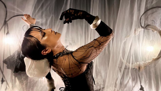 天井、壁、床が全て黒の《black room》の写真8