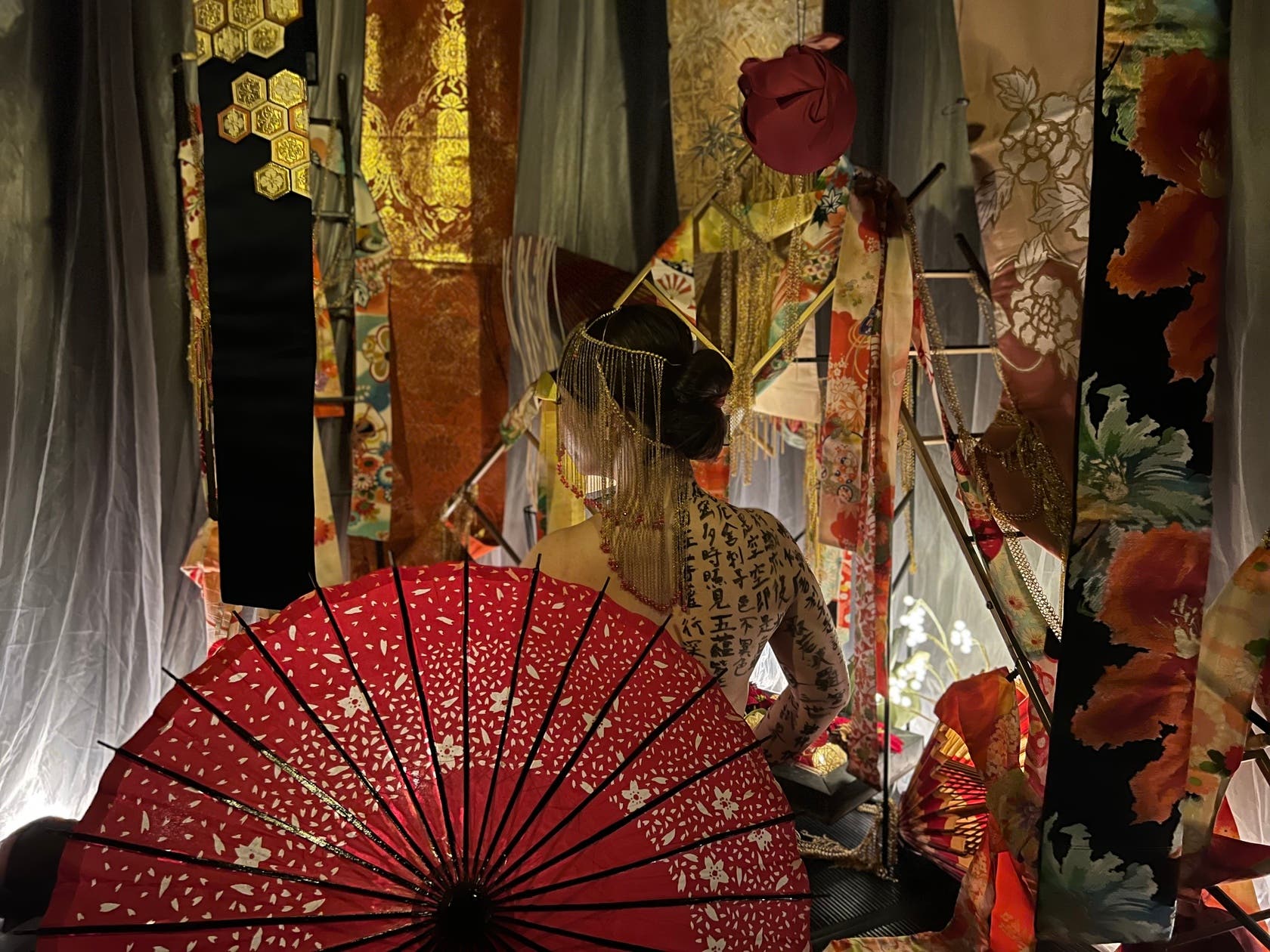 天井、壁、床が全て黒の《black room》の写真9