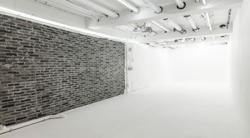 スモーク クロマキ 大音量可 引16m天高3.5m 機材無料 個室メイクR 最大幅11m本格プロ仕様白ホリスタジオ【徒歩2分】