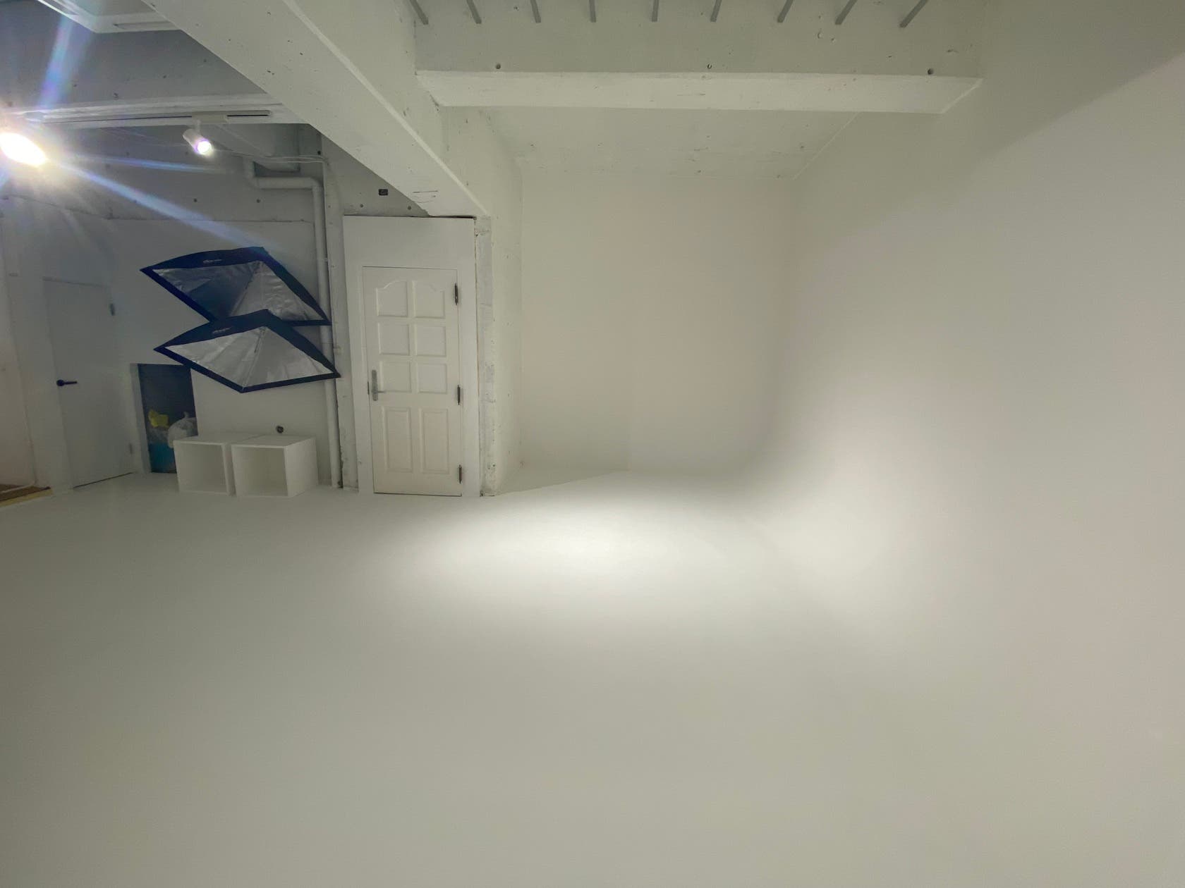 【練馬徒歩4分】HP完成記念！高3.3×横6ｍ白ホリ、トップライトの打てるレンタル撮影スタジオの写真6