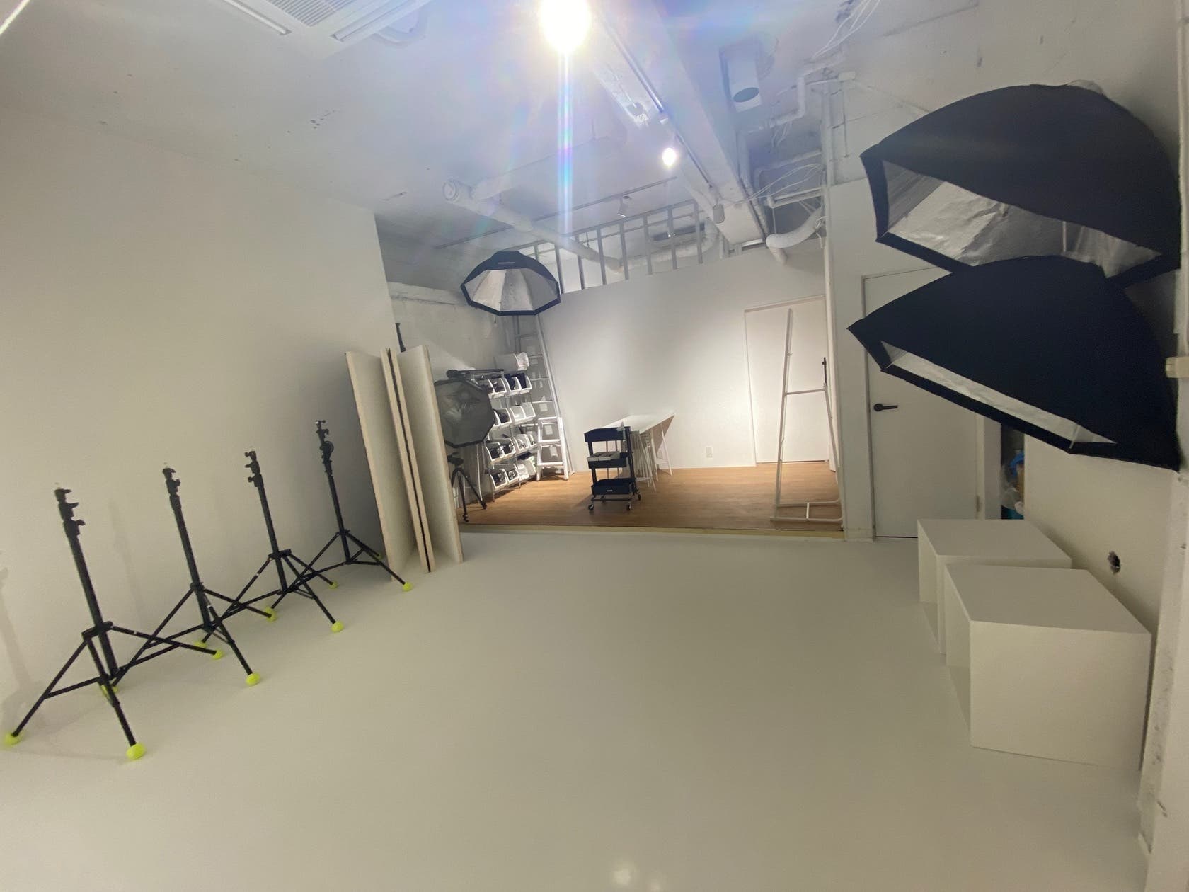 【練馬徒歩4分】HP完成記念！高3.3×横6ｍ白ホリ、トップライトの打てるレンタル撮影スタジオの写真9