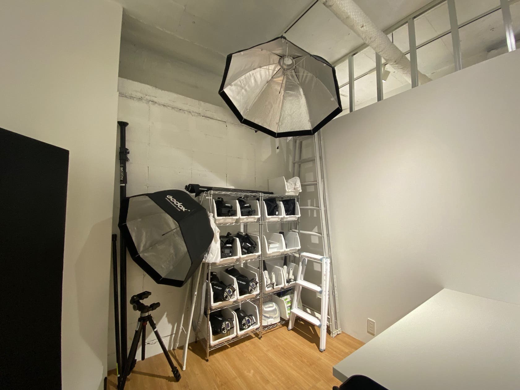 【練馬徒歩4分】HP完成記念！高3.3×横6ｍ白ホリ、トップライトの打てるレンタル撮影スタジオの写真10