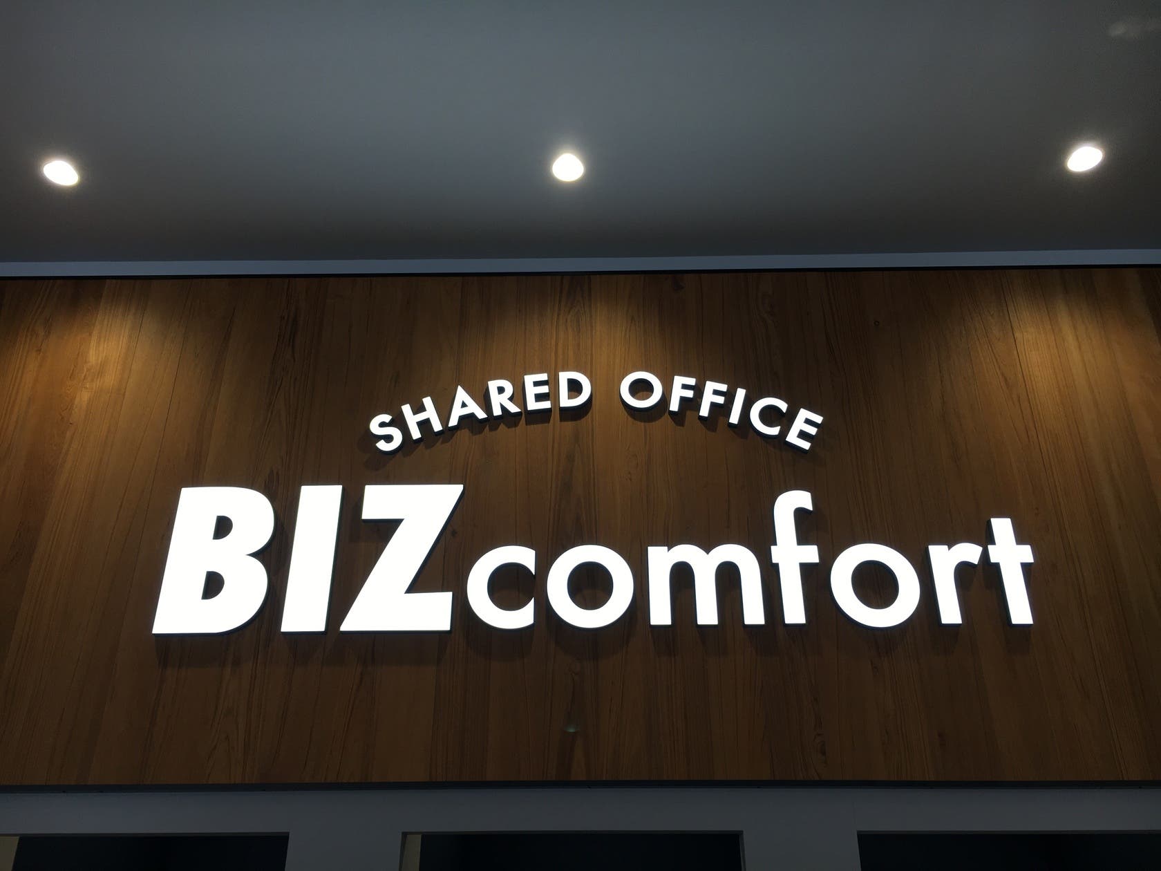 【札幌駅徒歩5分】打合せやWEB会議に使える✨6名用会議室 #Wi-Fi #電源 #ホワイトボード #フリードリンクの写真5