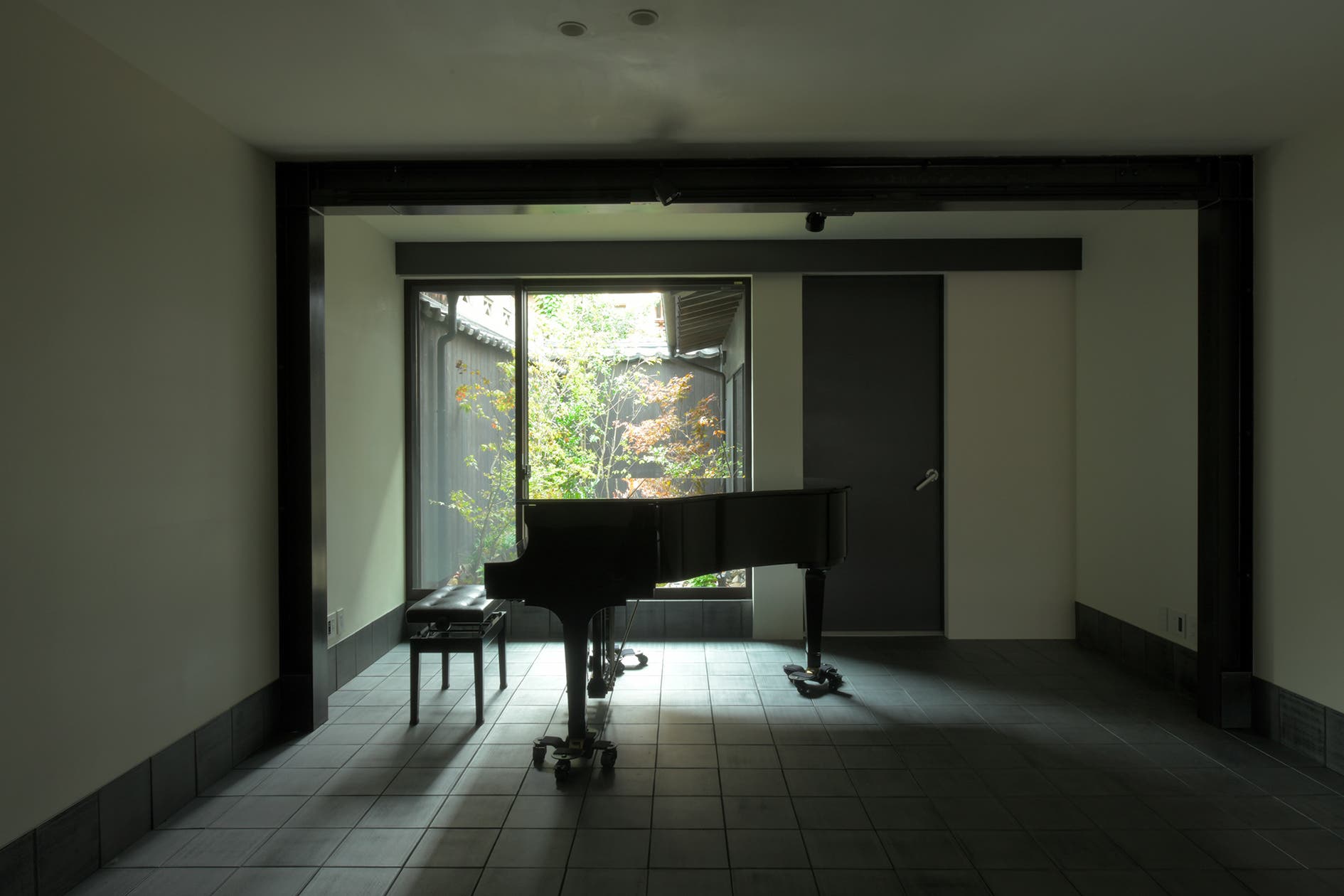 地下鉄五条駅から徒歩８分、坪庭の緑が美しい京都町家の防音音楽スタジオです。の写真1