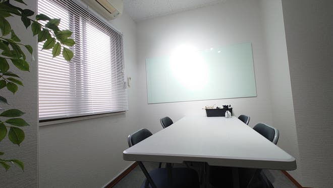 【博多駅徒歩圏内】半防音で重要な会議にも◎/テレワーク/勉強会に!最大6名/Wi-Fiプロジェクター完備の写真3
