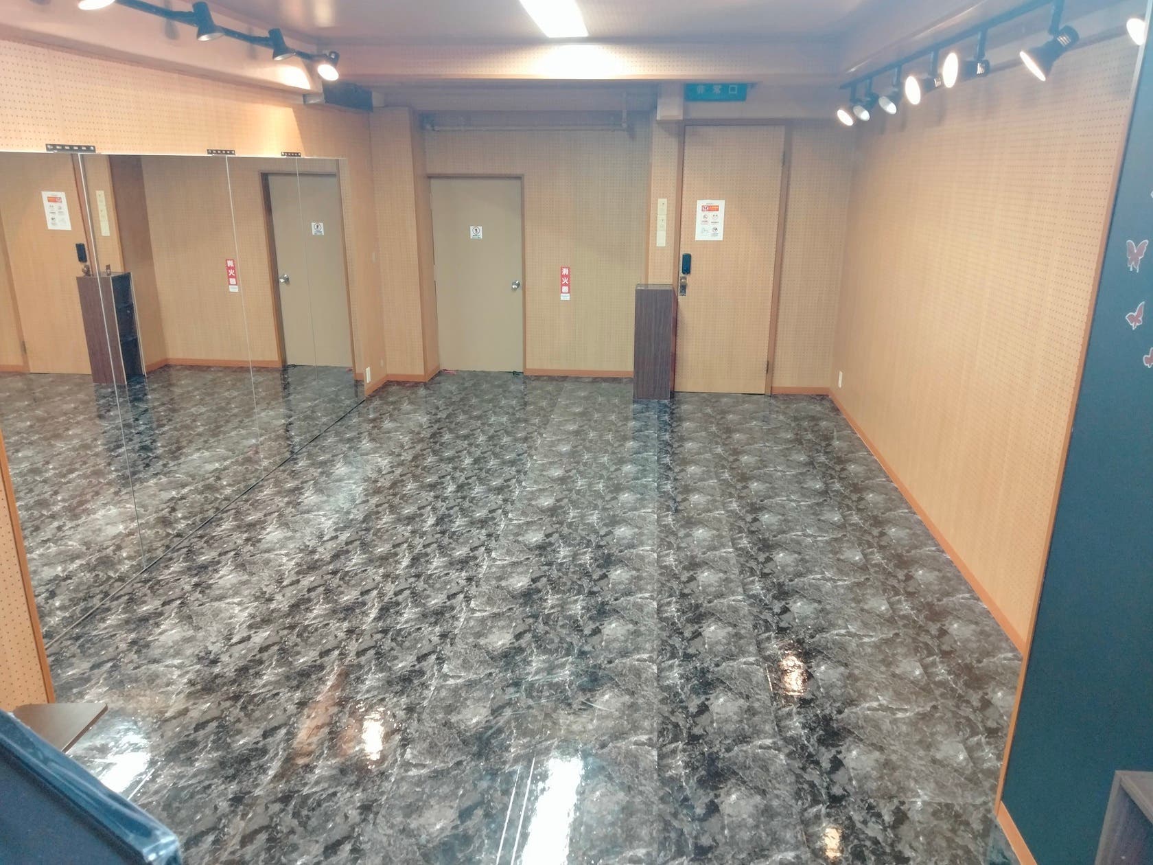 松山市駅3分🚶‍♀️ダンスができるレンタルスタジオ🙆‍♀️ 幅4.5ｍ、高さ1.8mの大型鏡/広さ38㎡/無料Wi-Fiの写真6