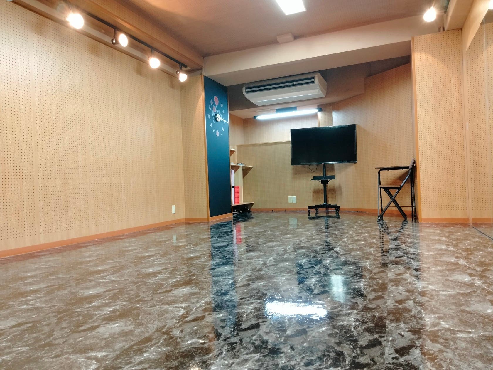 松山市駅3分🚶‍♀️ダンスができるレンタルスタジオ🙆‍♀️ 幅4.5ｍ、高さ1.8mの大型鏡/広さ38㎡/無料Wi-Fiの写真7