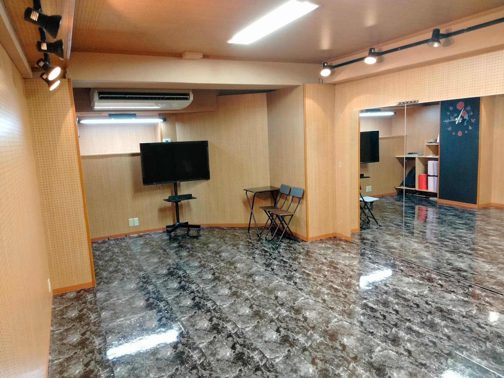 松山市駅3分🚶‍♀️ダンスができるレンタルスタジオ🙆‍♀️ 幅4.5ｍ、高さ1.8mの大型鏡/広さ38㎡/無料Wi-Fiの写真8