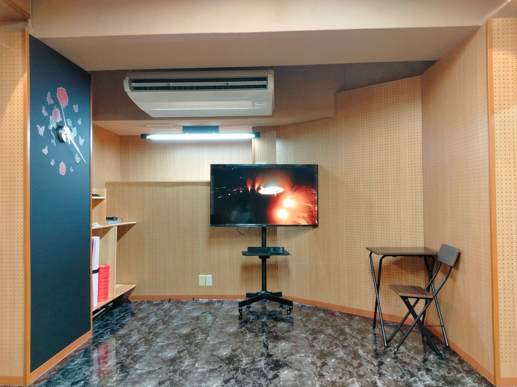 松山市駅3分🚶‍♀️ダンスができるレンタルスタジオ🙆‍♀️ 幅4.5ｍ、高さ1.8mの大型鏡/広さ38㎡/無料Wi-Fiの写真12