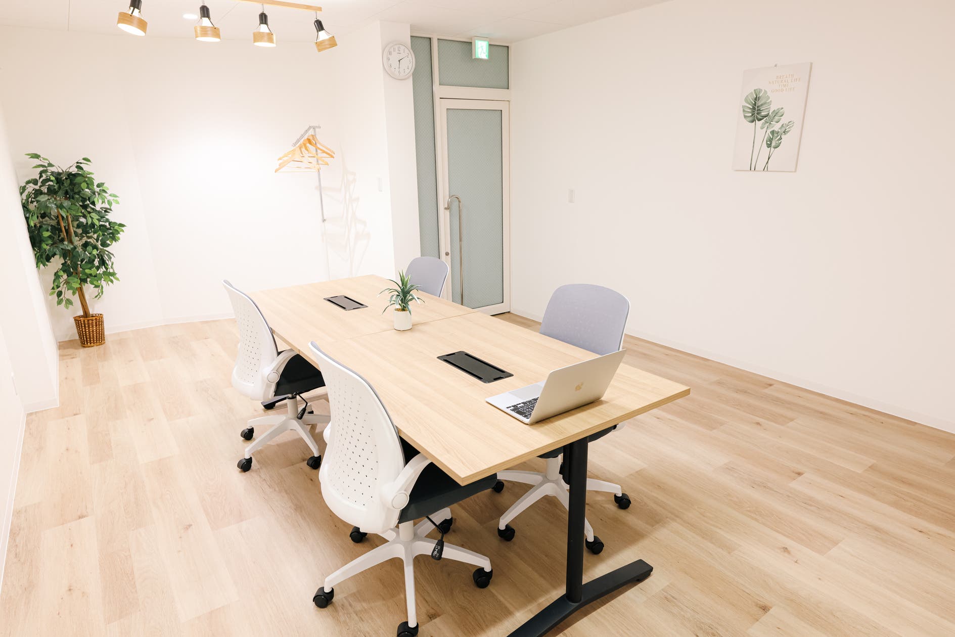 【全オプション無料！】阪急豊中駅から徒歩5分！最大10名利用可能！会議、セミナー、勉強会など落ち着いた環境で作業に取り組めます。の写真2