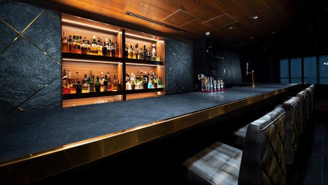 渋谷から徒歩5分の見たことないようなオシャレなバックバーのあるバーの写真1