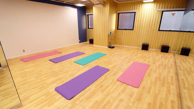 【料金値下げ】【駅徒歩1分の駅チカ】プロジェクター備え付け♪・パウダールーム完備♪無料オプション品多数♪【スタジオE】の写真1