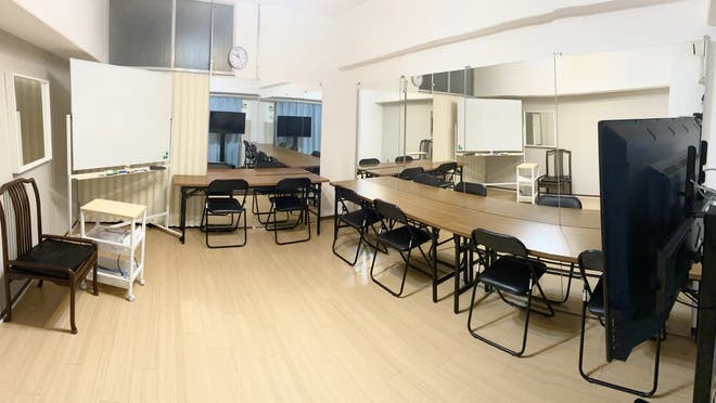 【駅徒歩2分】ホワイトボード、youtubeモニター、楽譜立ても揃ったスタジオの写真3