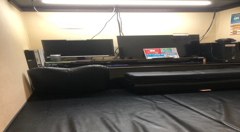 六本木駅から徒歩10秒！ワイドフラット防音完全個室　PC2台設置使えます！