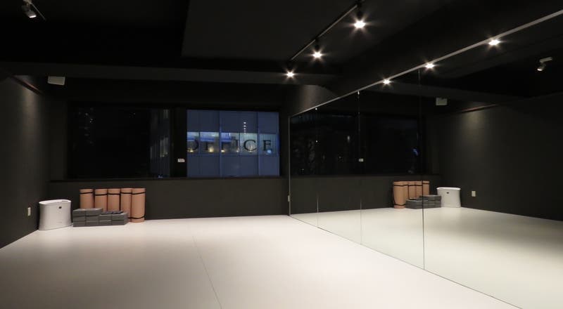Studio《黒い和紙の壁でシックな雰囲気のダンススタジオ》ヨガマットやヨガブロック完備！当日予約、24時間利用、シャワー室あり