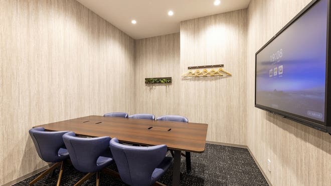 【札幌駅徒歩5分】打合せやWEB会議に使える✨6名用会議室 #Wi-Fi #電源 #ホワイトボード #フリードリンクの写真1