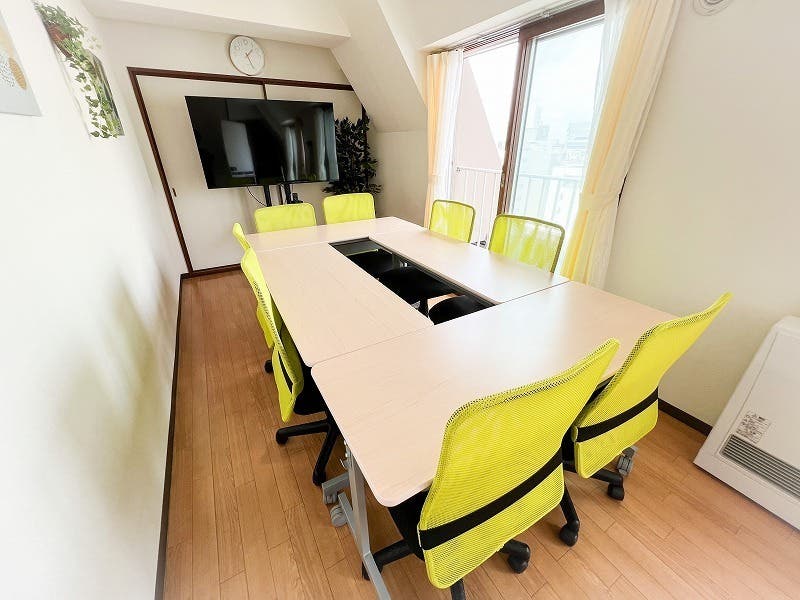 エアコン有！地域最安！狸小路1分ドンキ近！12名可 完全個室 55型モニタ/光WiFi/FireTV/Bluray/施術台全無料の写真9