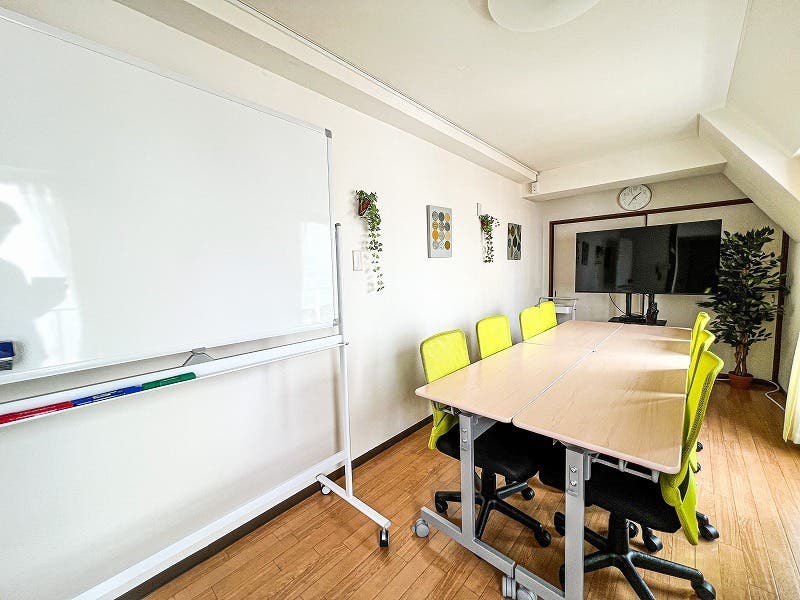 エアコン有！地域最安！狸小路1分ドンキ近！12名可 完全個室 55型モニタ/光WiFi/FireTV/Bluray/施術台全無料の写真12