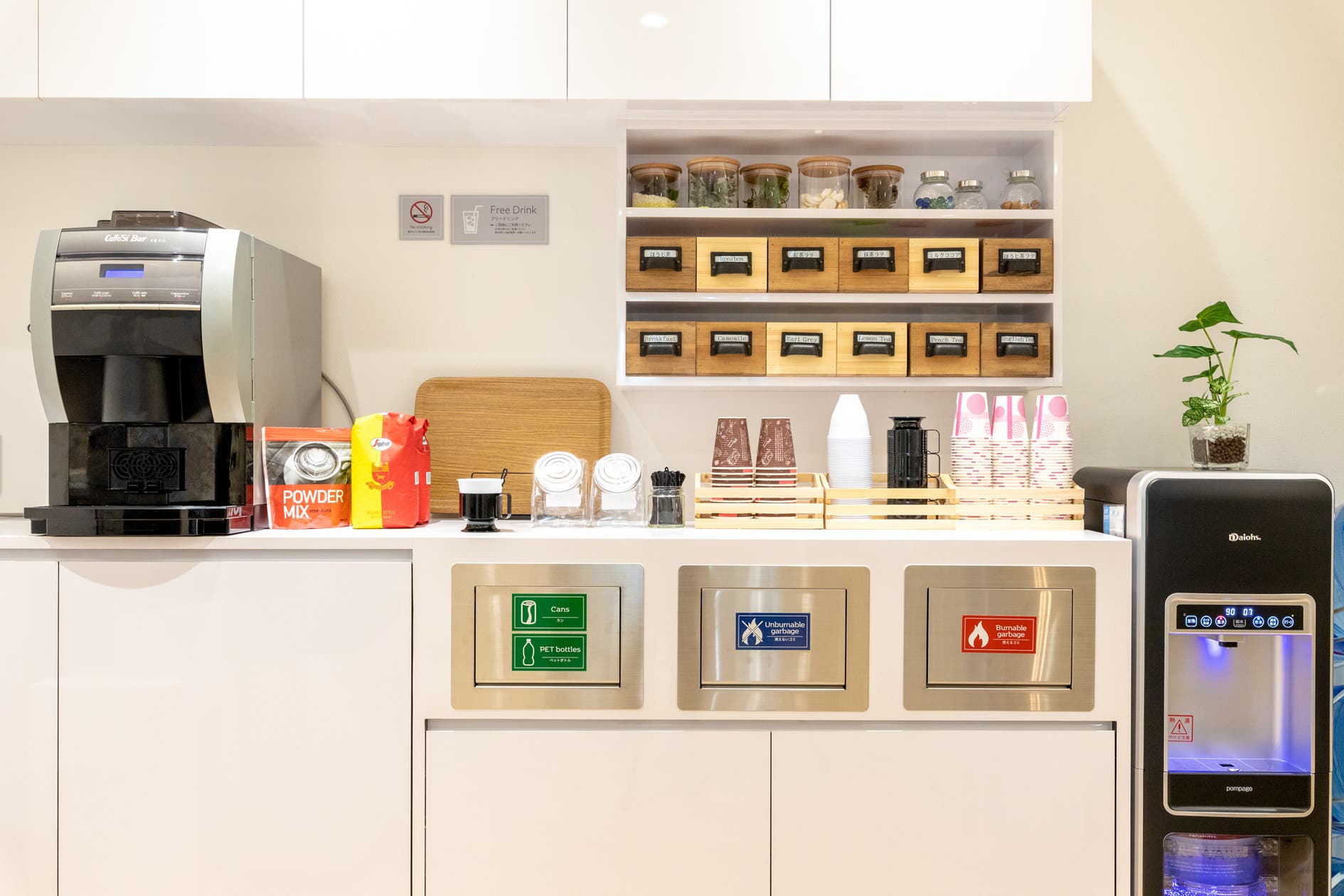 【池袋西口徒歩3分】8名用会議室＃Wi-F＃電源i＃フリードリンク＃コンシェルジュ＃ホワイトボードの写真2